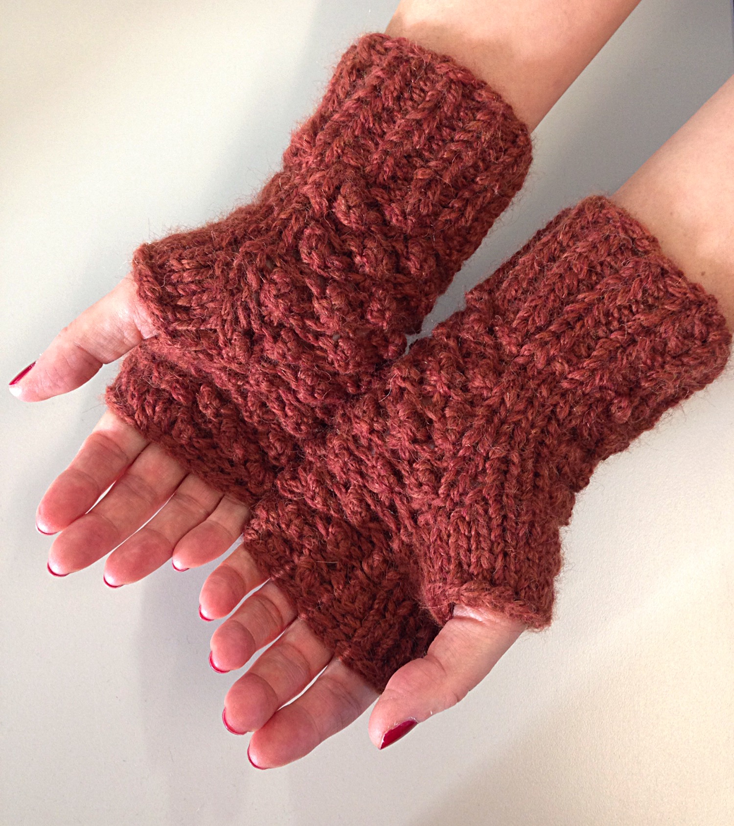 Raspberry stitch mittens | Shortrounds