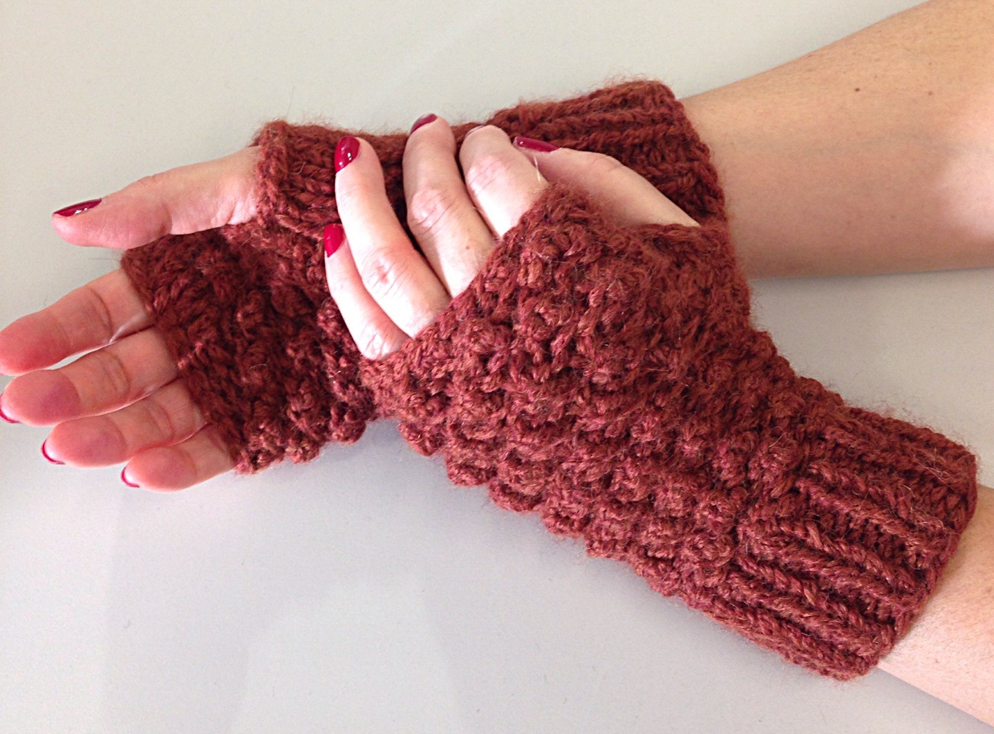 Raspberry stitch mittens | Shortrounds